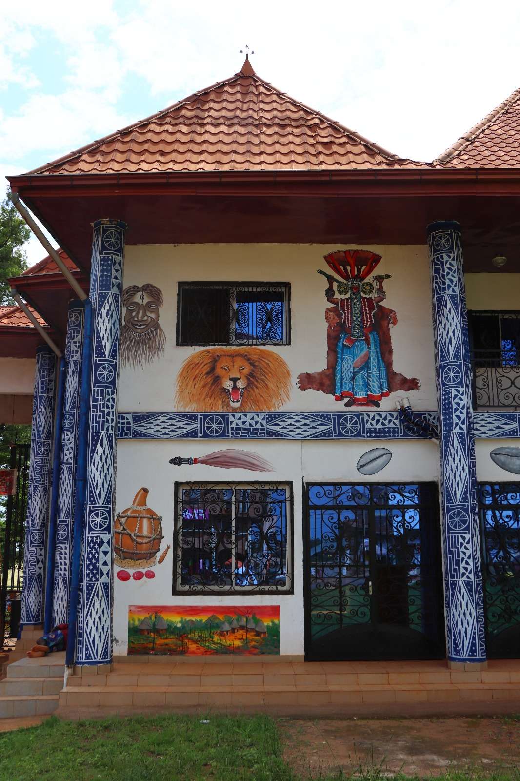 Fom Njouvoum et la Chefferie de Bafoussam CAMEROUN + - voyageavecnous.com