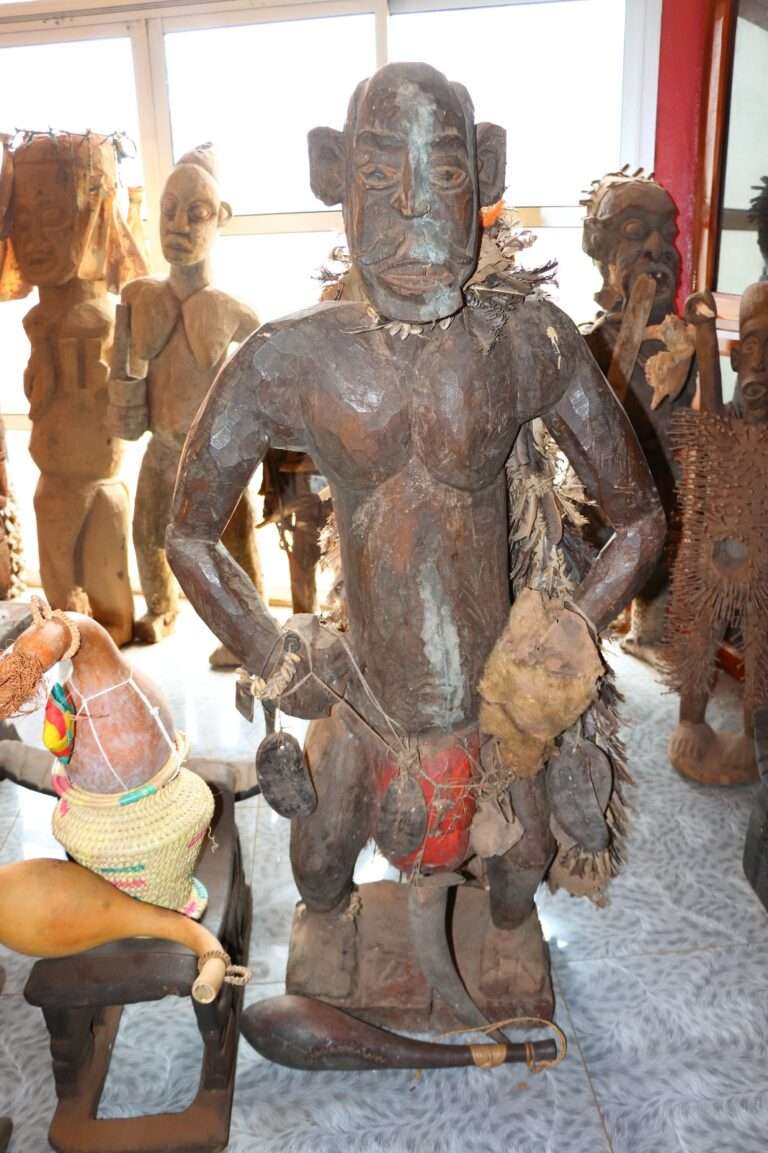 Fom Njouvoum et la Chefferie de Bafoussam CAMEROUN + - voyageavecnous.com