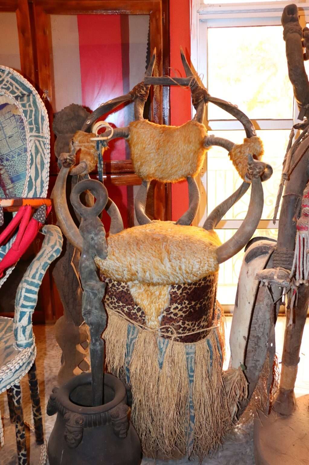 Fom Njouvoum et la Chefferie de Bafoussam CAMEROUN + - voyageavecnous.com