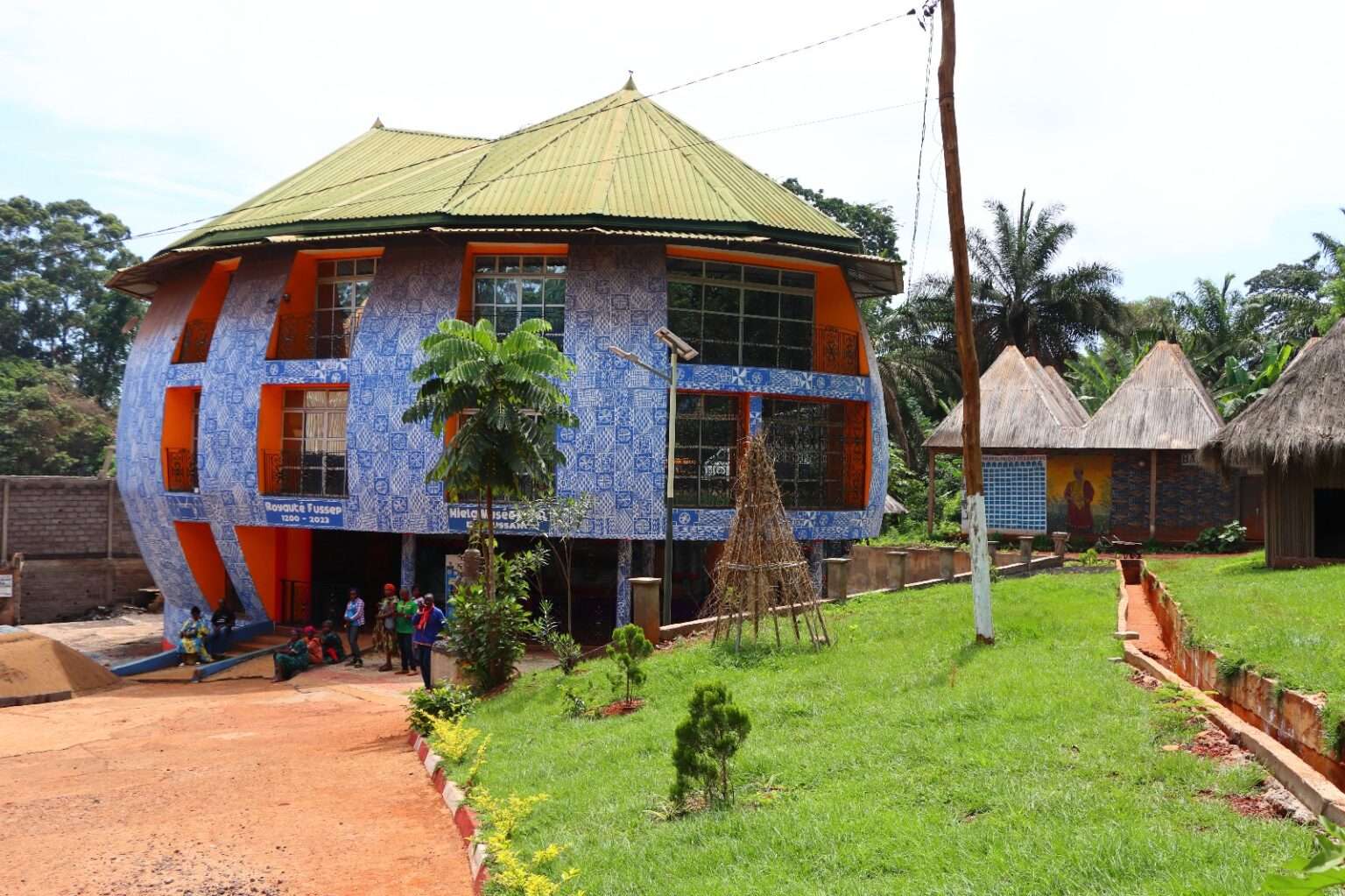 Fom Njouvoum et la Chefferie de Bafoussam CAMEROUN + - voyageavecnous.com