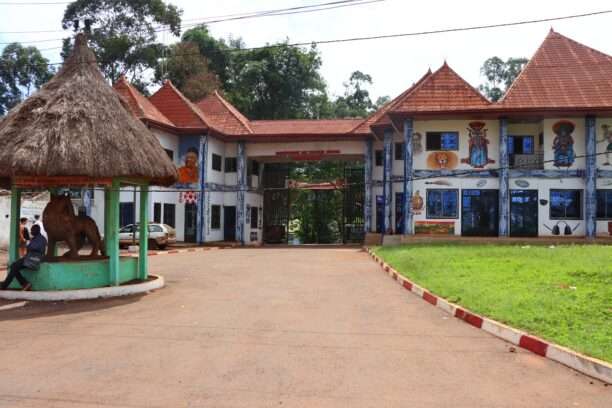 Fom Njouvoum et la Chefferie de Bafoussam CAMEROUN + - voyageavecnous.com