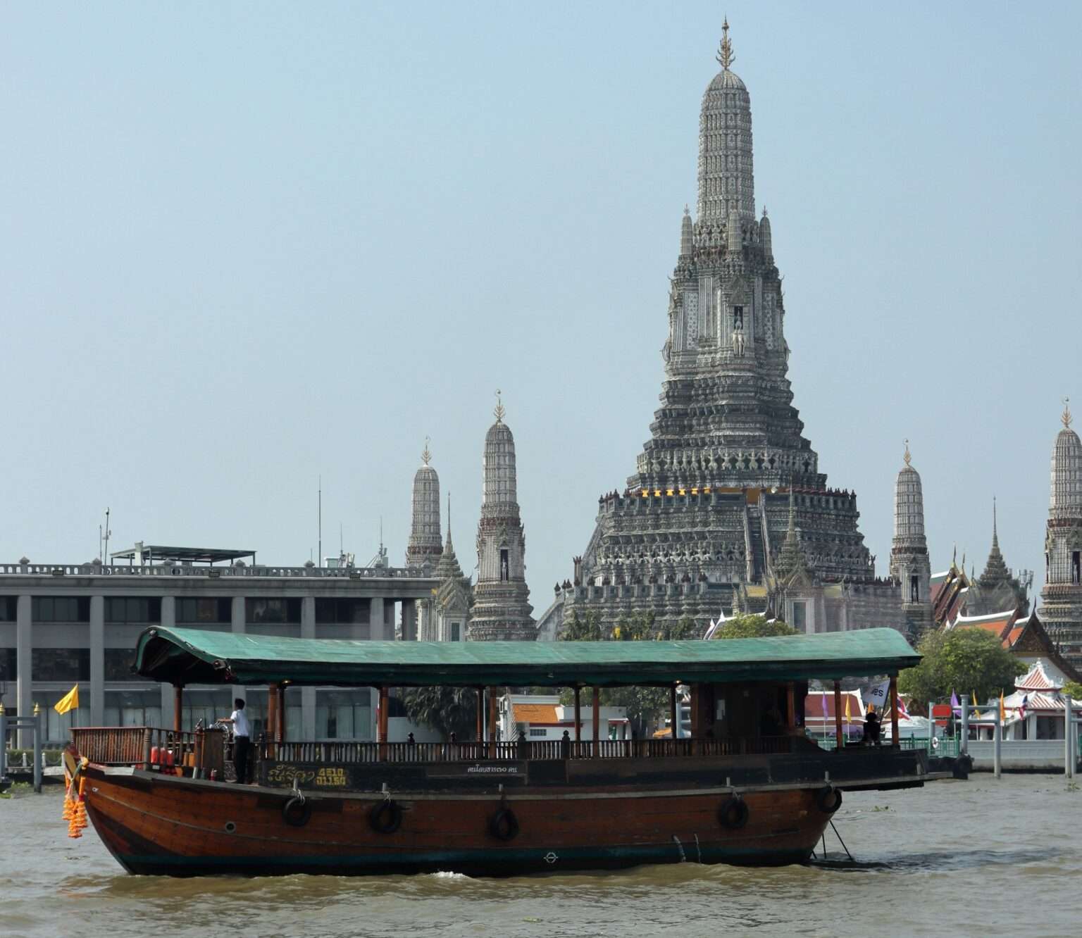 Wat Arun Le Temple de l’Aube — Joyau de porcelaine sur le Chao Phraya ...